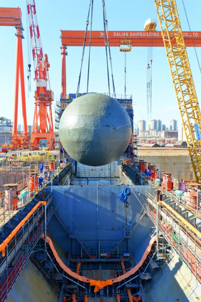 The world's first 7,500 m3 liquid CO2 tank lifted aboard - iMarine