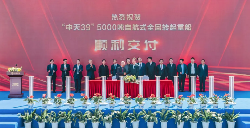 ZPMC Delivers 5,000-Ton self-propelled full-rotation floating crane ...